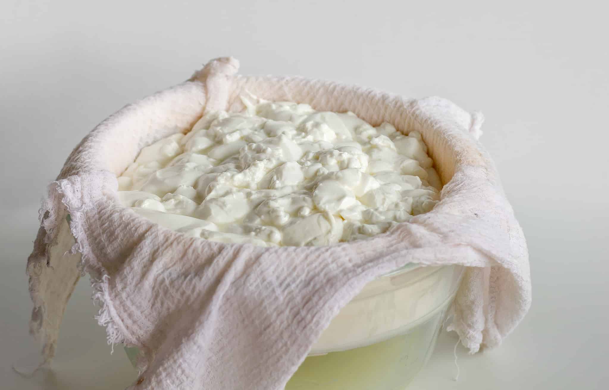 Sour Cream vs. Cream Cheese: 3 Key Differences and Nutritional Comparison