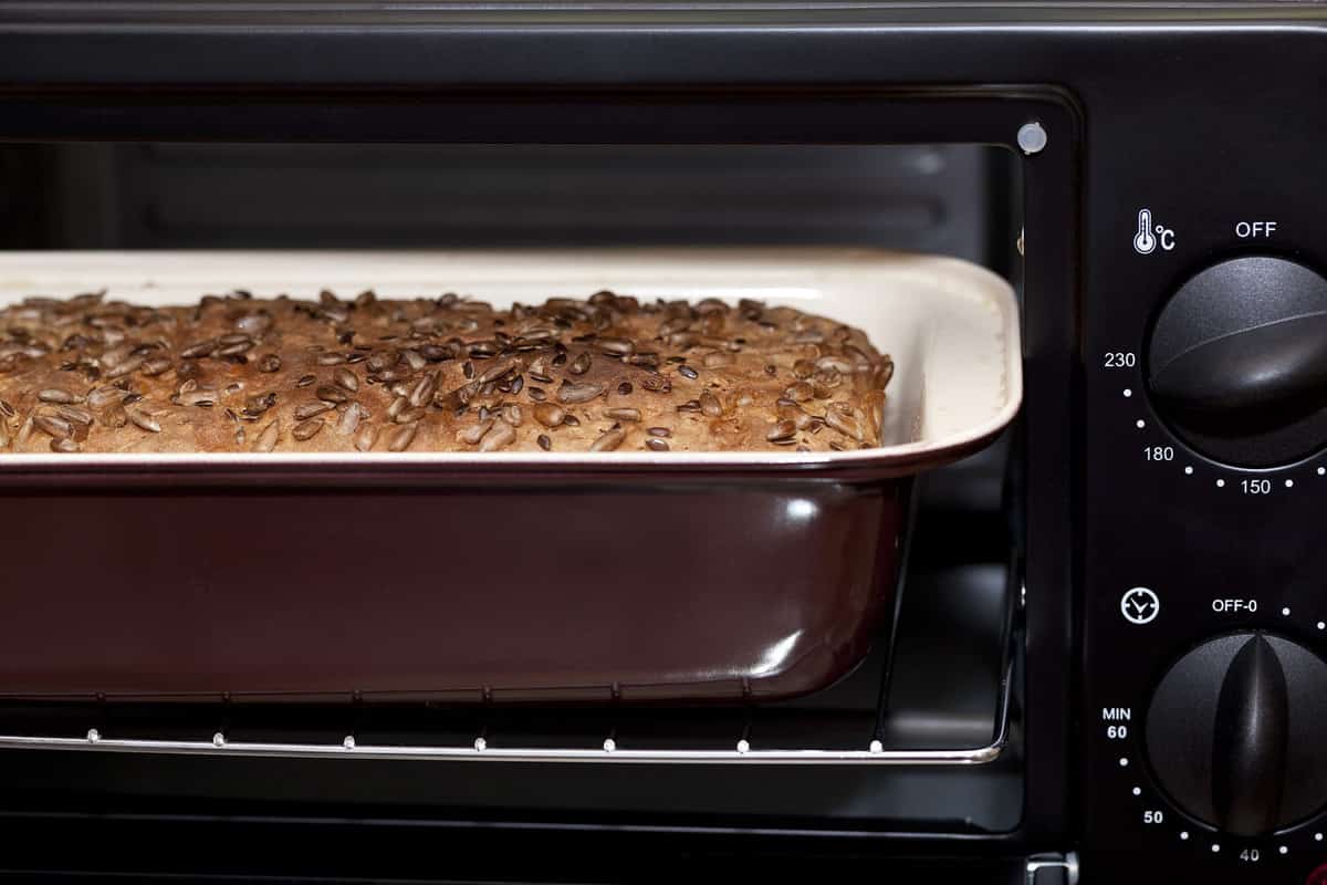Baking in Glass vs. Metal: Which is Best for You