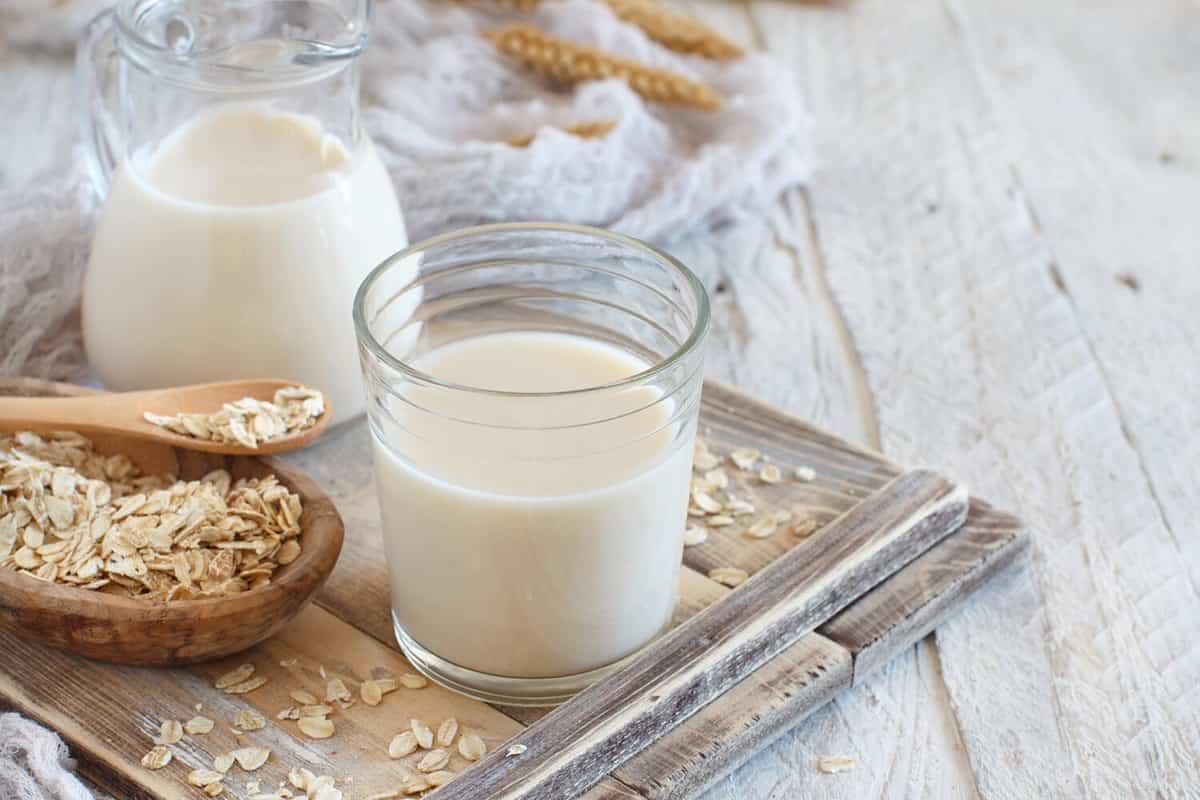 Oat Milk vs. Almond Milk: Which is Healthier & 3 Key Differences