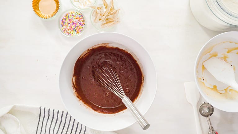 Frosting vs. Icing: 3 Key Differences and Desserts Perfect for Each