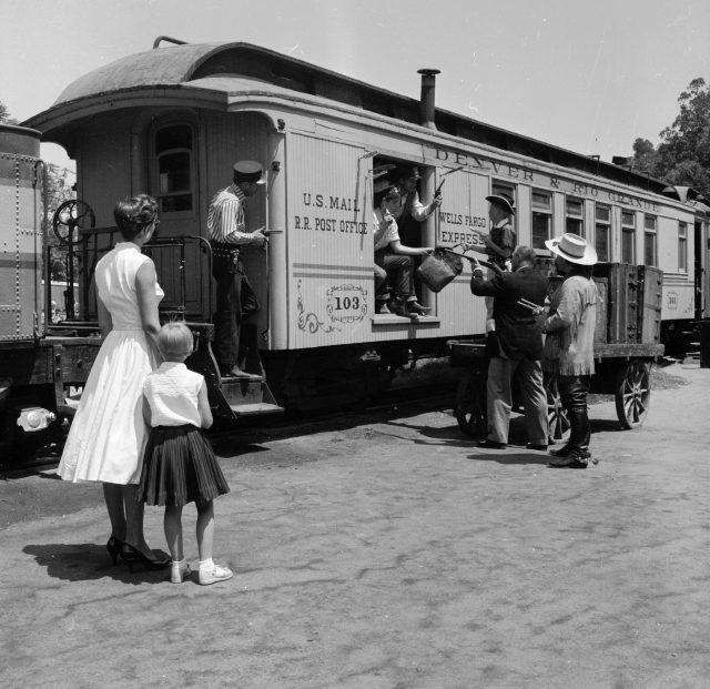 17 Fascinating Vintage Photos That Show Summer in the 1950's