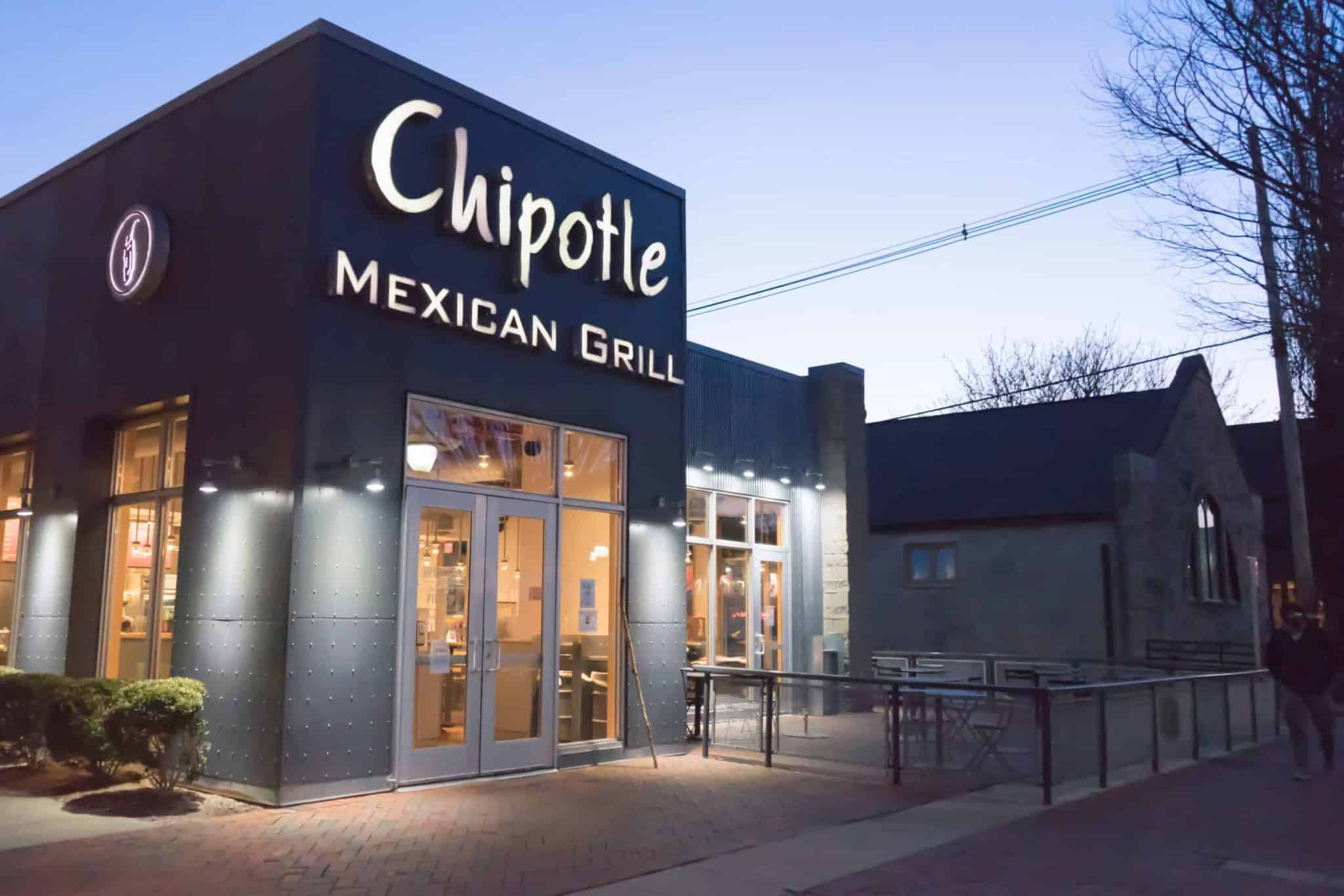 12 Restaurant Chains Where Feeding a Family Costs More Than It Should