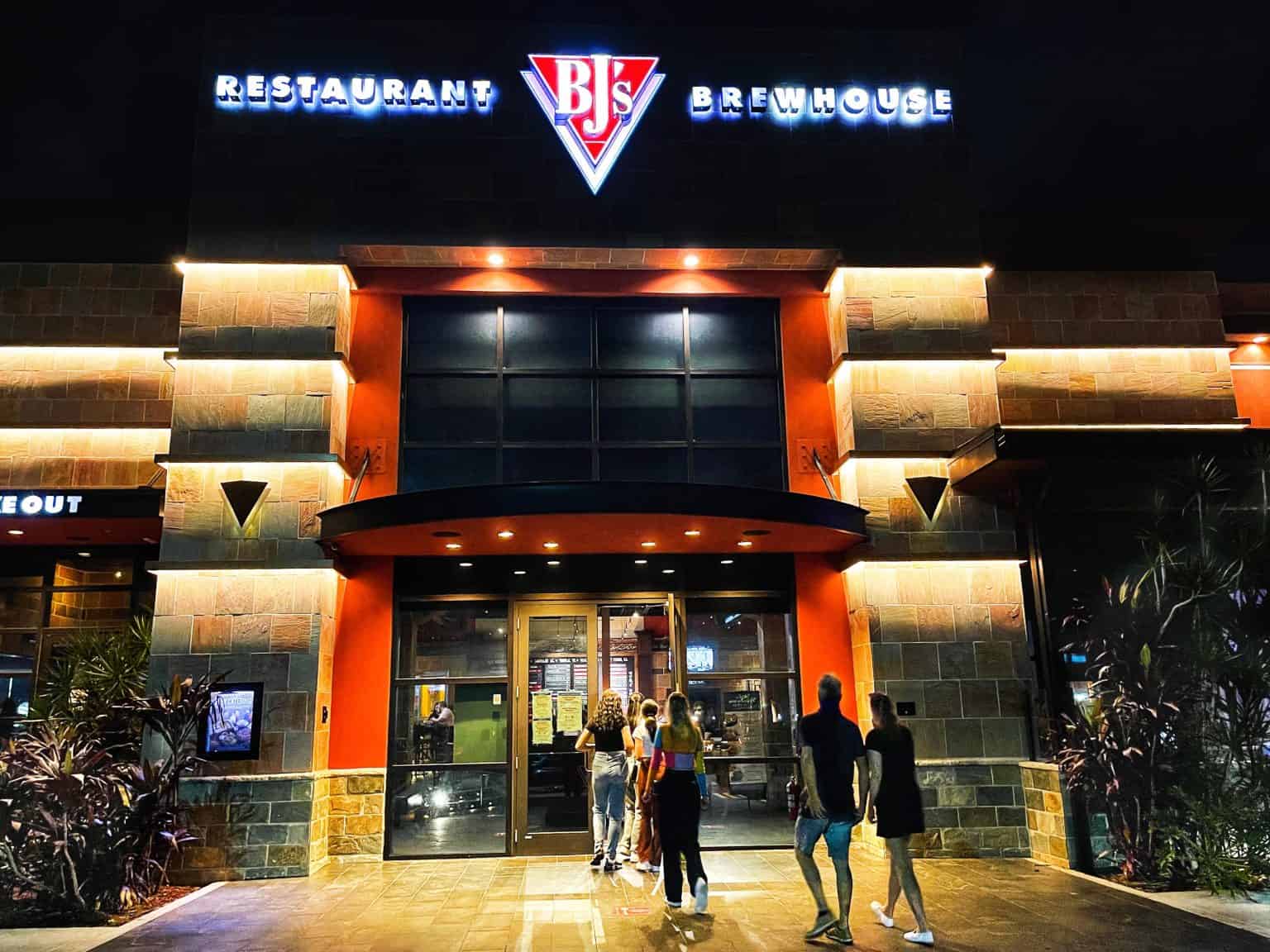 These Are the 7 Best Restaurants to Watch March Madness With Your Family
